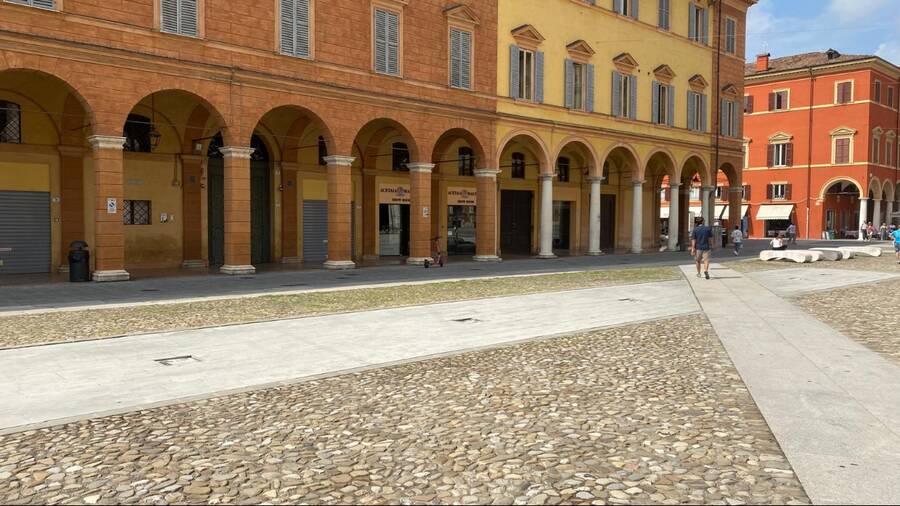 Modena, tonnellate di sabbia in piazza Roma per il torneo di beach volley