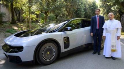 John Elkann ha presentato la Ferrari elettrica a Papa Leone